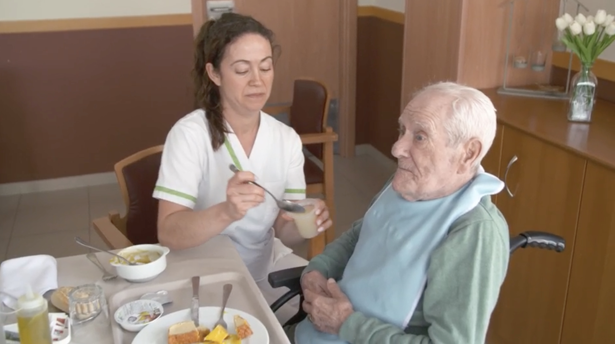 Más allá de la comida: el impacto de la disfagia en la vida diaria ...