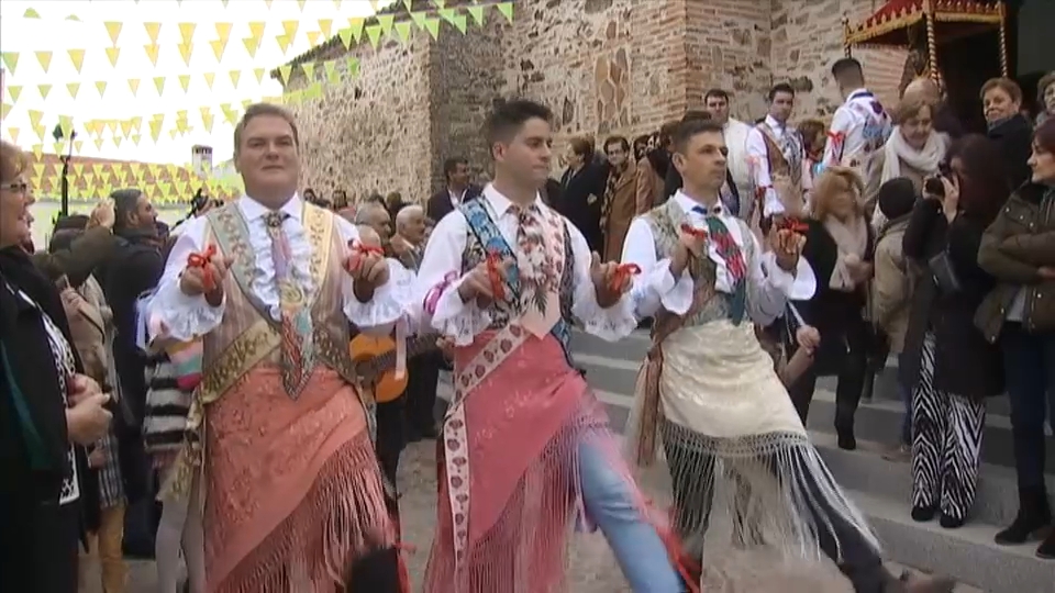 Los Danzantes de Peloche rinden homenaje a San Antón | Canal Extremadura