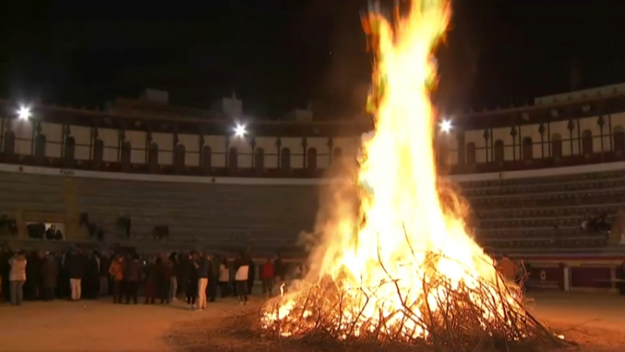 Más de 60 hogueras arden en la fiesta de Las Candelas de Almendralejo